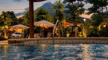 Piscina interna, piscina externa, espreguiçadeiras