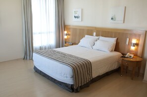 Quarto superior, 1 cama de casal | Frigobar, cofres nos quartos, escrivaninha, cortinas blackout