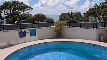 Piscina exterior, guarda-sóis, espreguiçadeiras