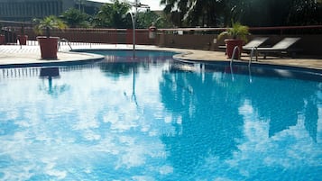 Piscina externa, funciona das 8h às 22h, guarda-sóis, espreguiçadeiras