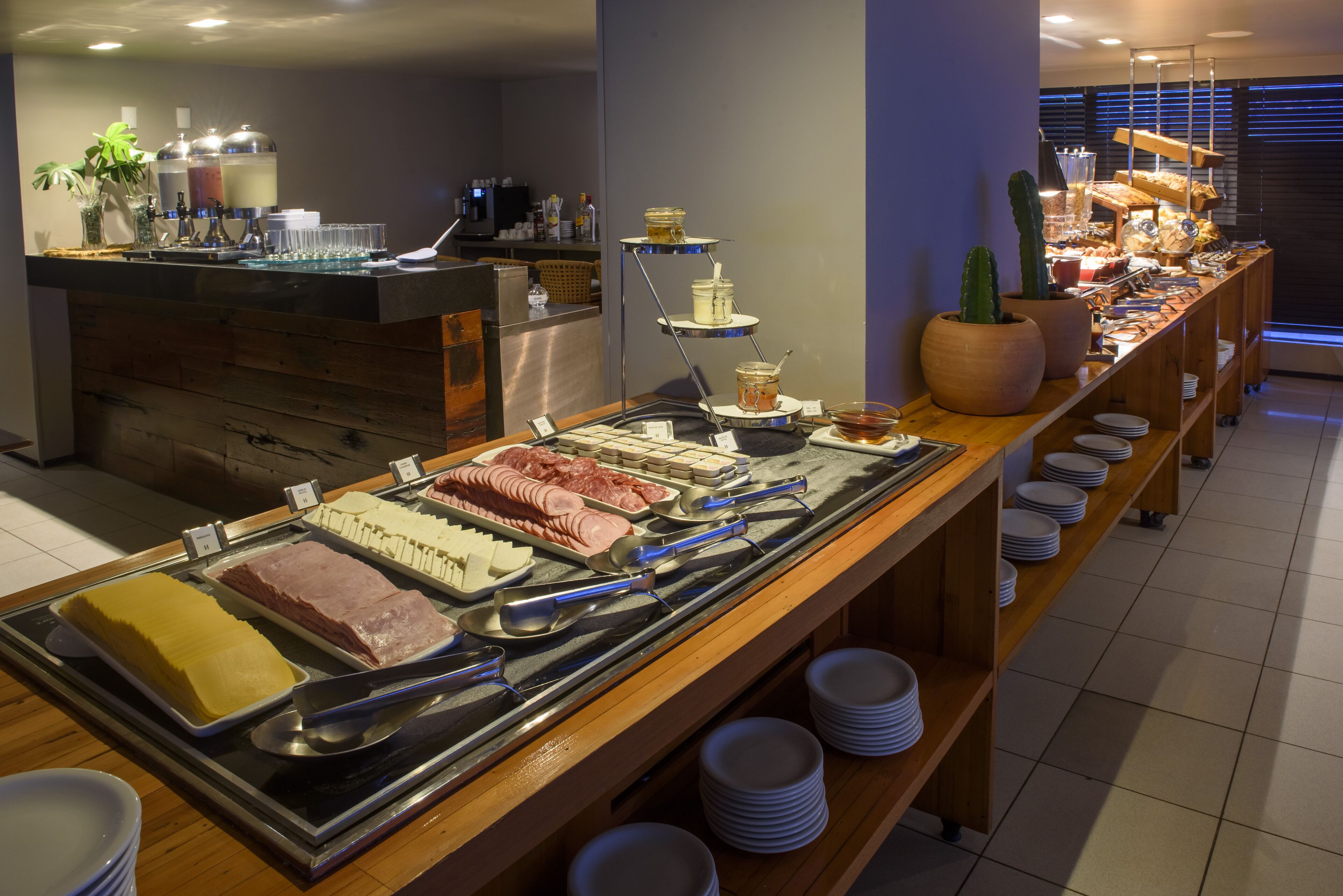Buffet com diversos alimentos e utensílios.