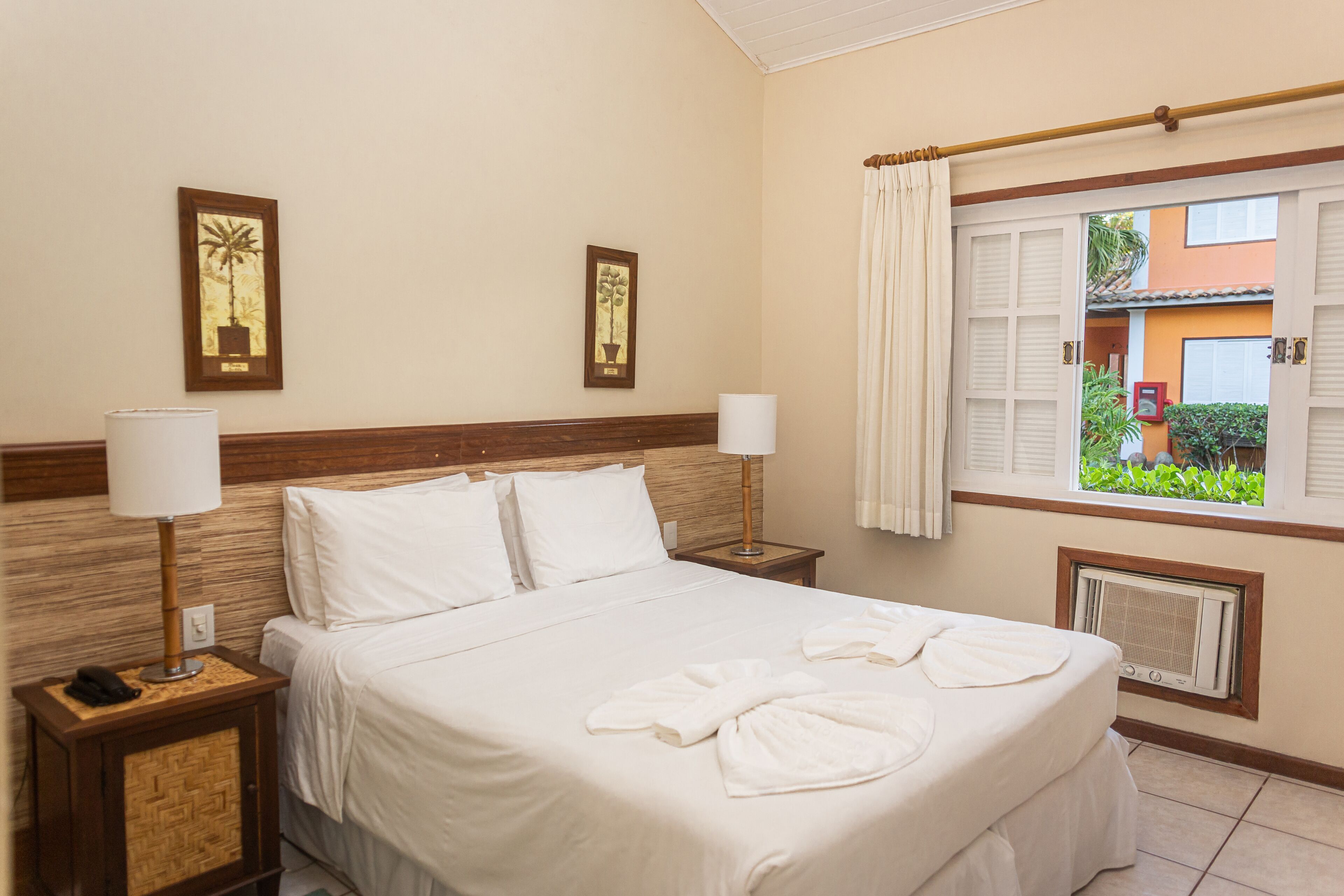 Frigobar, cofres nos quartos, Wi-Fi de cortesia, roupa de cama