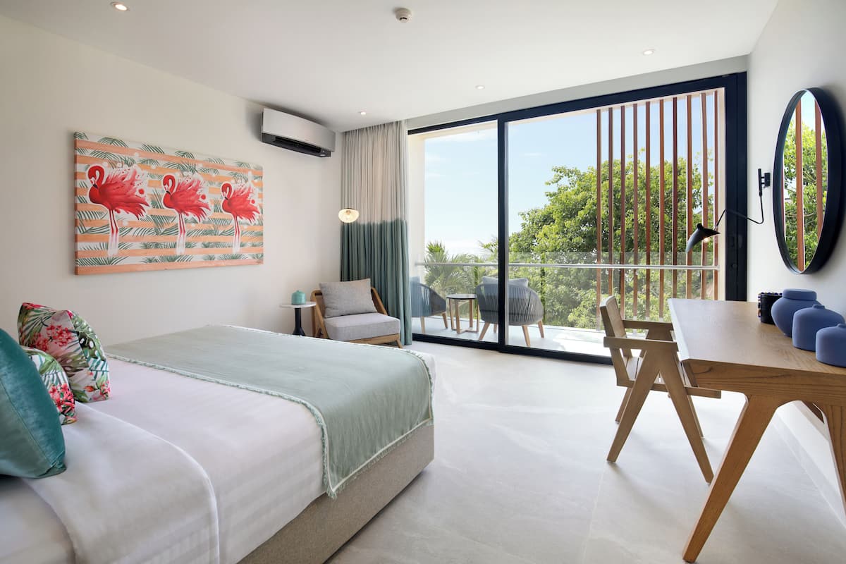 Roupas de cama premium, frigobar, cofres nos quartos, escrivaninha