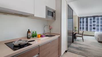 Um frigorífico, um micro-ondas, uma placa de cozinha