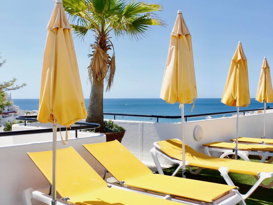 Terraço com espreguiçadeiras