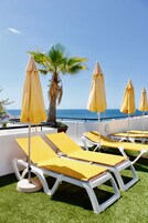 Terraço com espreguiçadeiras