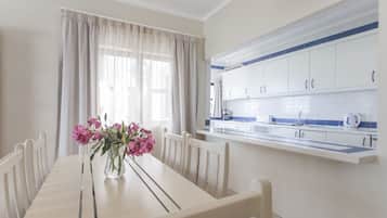 Apartamento standard, 2 quartos | Cozinha privada | Geladeira, micro-ondas, cafeteira/chaleira