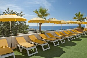 Terraço com espreguiçadeiras