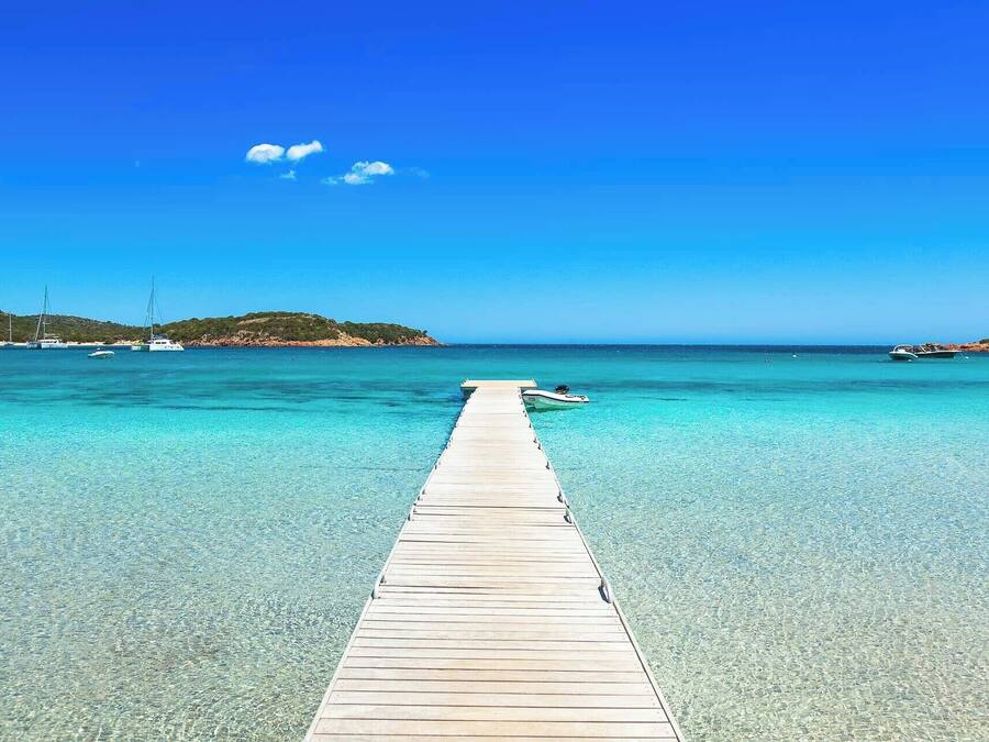 Perto da praia, areia branca
