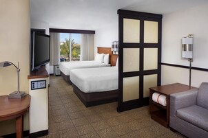 Roupas de cama premium, cofres nos quartos, escrivaninha