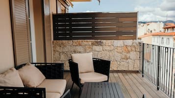 Suíte conforto, terraço | 1 quarto, cofres nos quartos, quartos à prova de som
