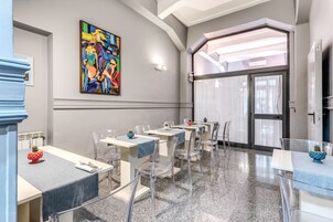 Café da manhã (EUR 10 por pessoa)