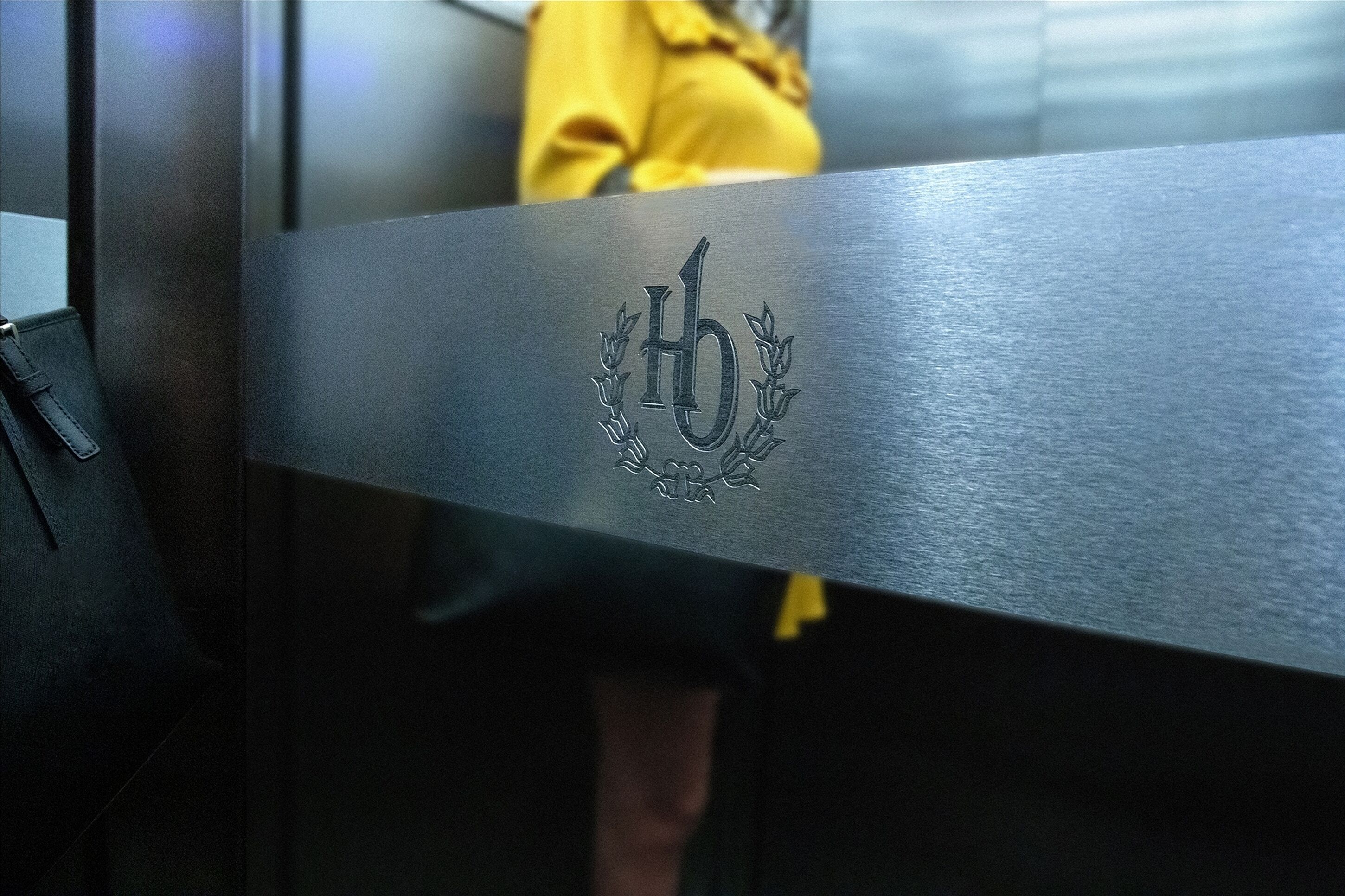 Superfície metálica com emblema estampada.