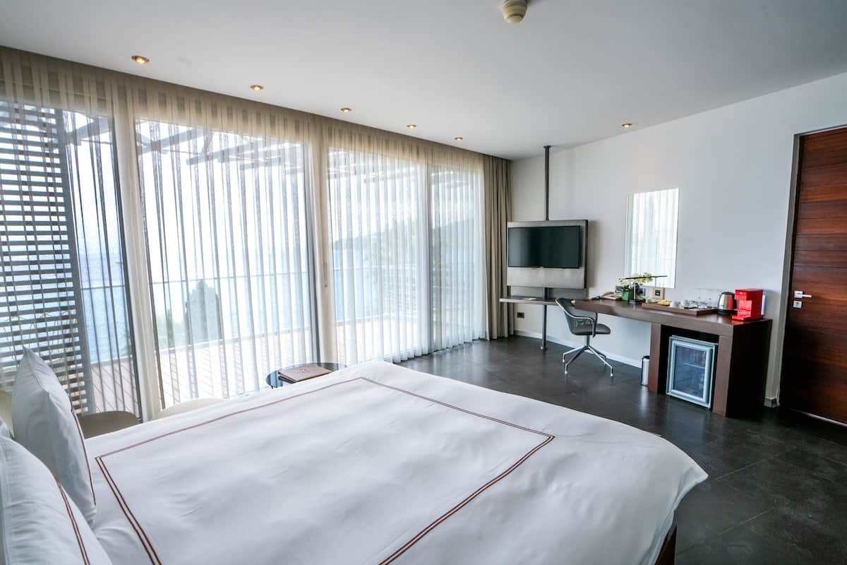 Suite, vista para o mar | 1 quarto, edredões de penas, minibar, cofre no quarto