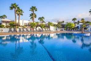 2 piscinas exteriores, espreguiçadeiras 
