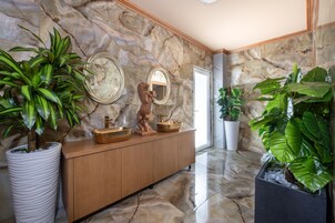 Um polibã, artigos de higiene pessoal grátis, um secador de cabelo 