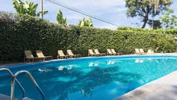 Piscina exterior, guarda-sóis, espreguiçadeiras