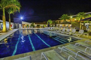 2 piscinas externas, funciona das 7h às 22h30, guarda-sóis