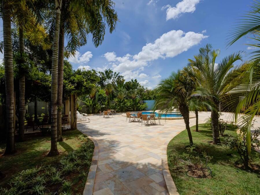 Uma área de piscina com espreguiçadeiras e uma piscina pequena.