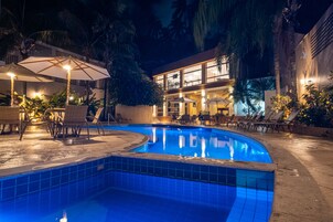 Piscina externa, espreguiçadeiras