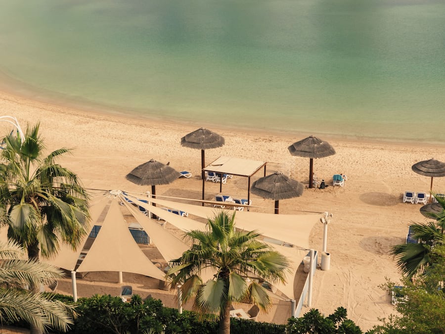 Uma praia privada, toldos de praia (sobretaxa), espreguiçadeiras