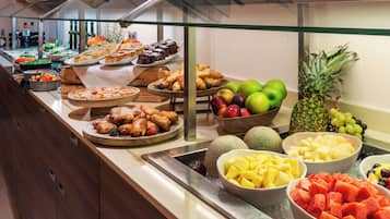 Serviço de café da manhã e jantar, restaurante ao ar livre