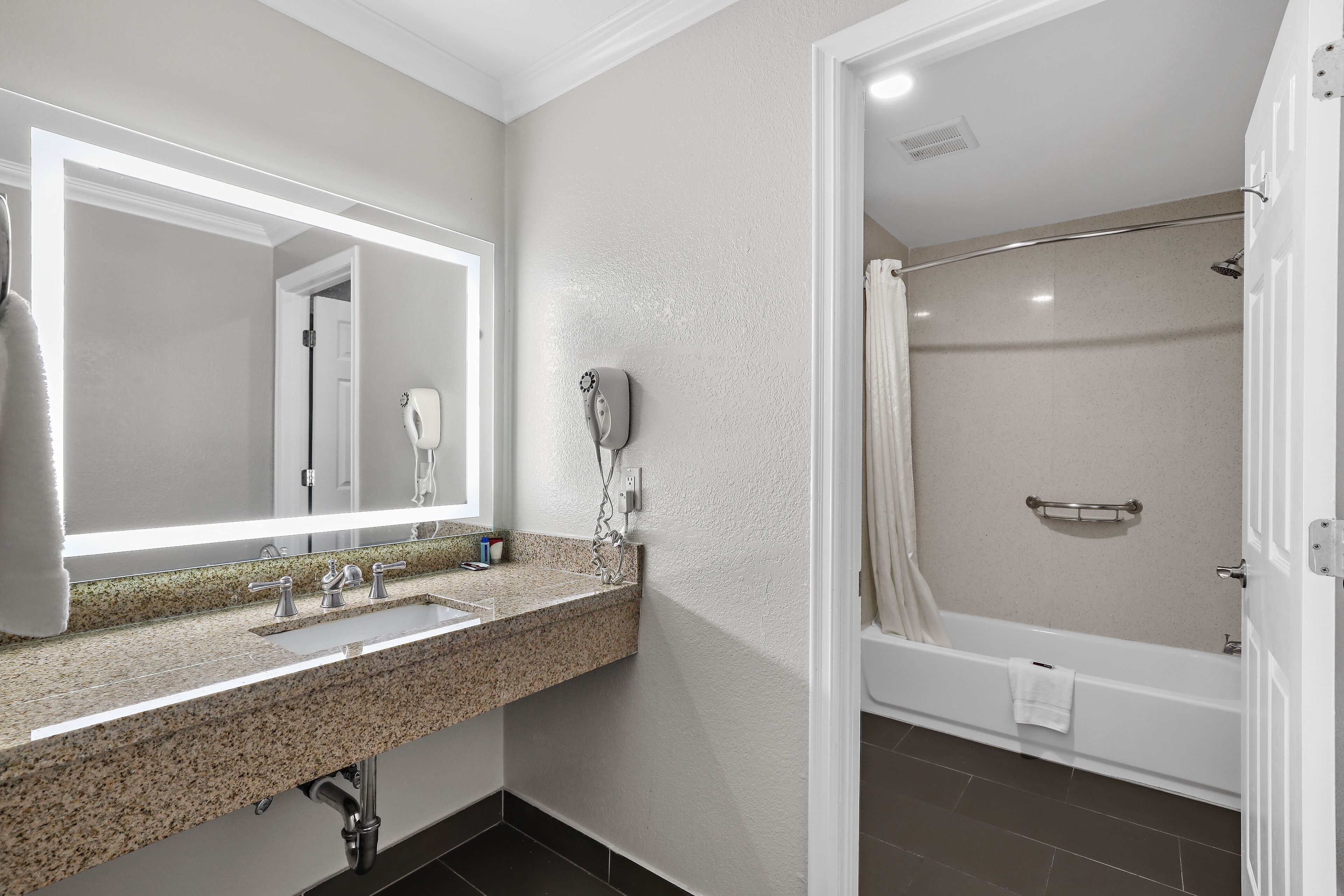 Quarto Individual Económico, 1 cama queen-size, frigorífico e micro-ondas | Casa de banho | Toalhas fornecidas 