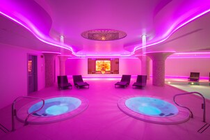 Salas para tratamentos a dois, banheira de hidromassagem