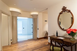 Master Suite | Roupas de cama premium, frigobar, cofres nos quartos, escrivaninha