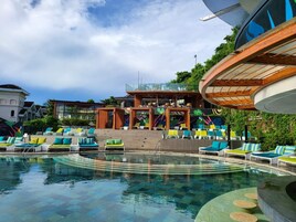 6 piscinas externas, barracas de cortesia, guarda-sóis