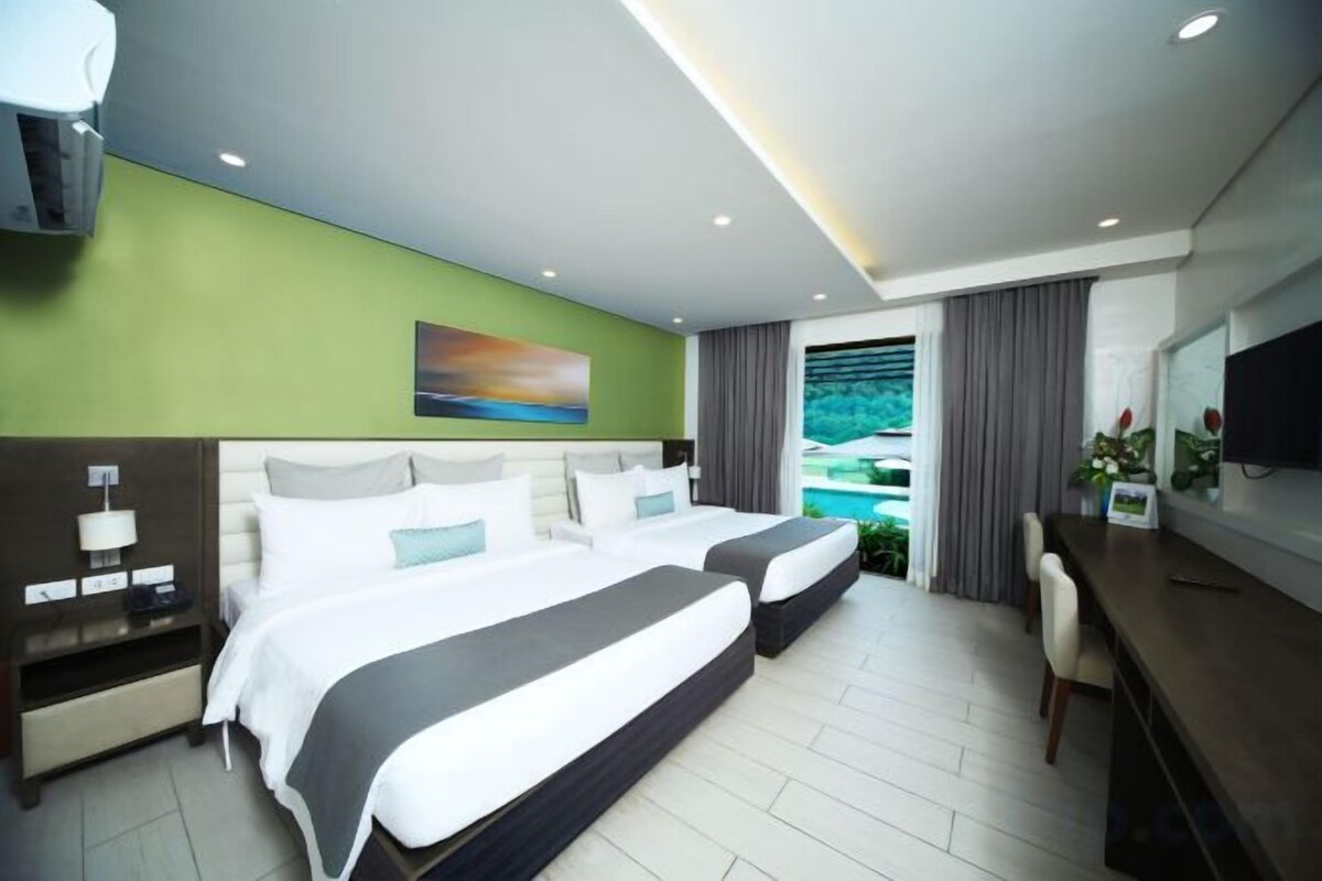 Roupa de alta qualidade, edredões de penas, minibar, cofre no quarto 