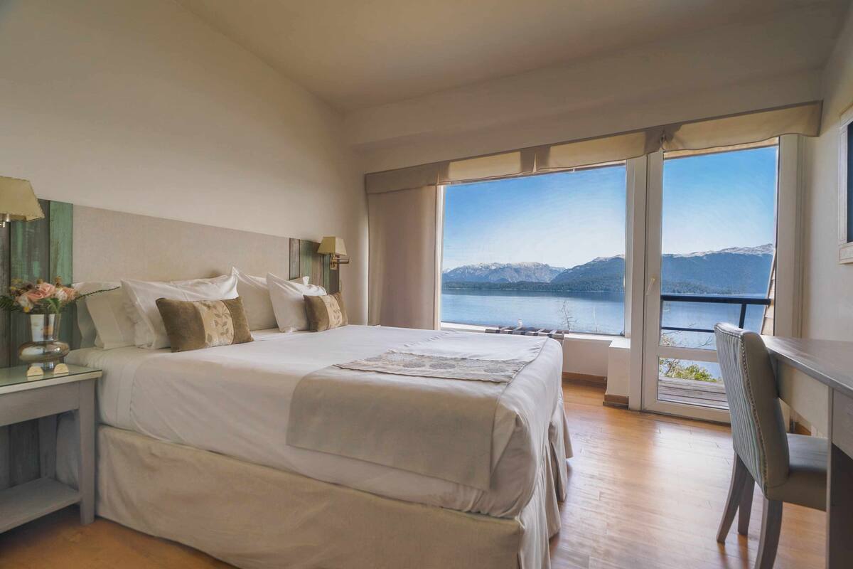 Quarto Clássico, vista para o lago | Minibar, secretária, berços/camas para crianças grátis, Wi-fi grátis 