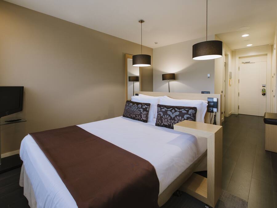 Edredões de penas, cofre com capacidade para portátil, secretária