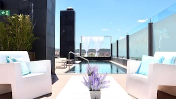 Terraço com espreguiçadeiras