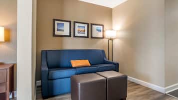 Suite, 1 cama king-size, não fumadores | Roupa de alta qualidade, cofre no quarto, secretária