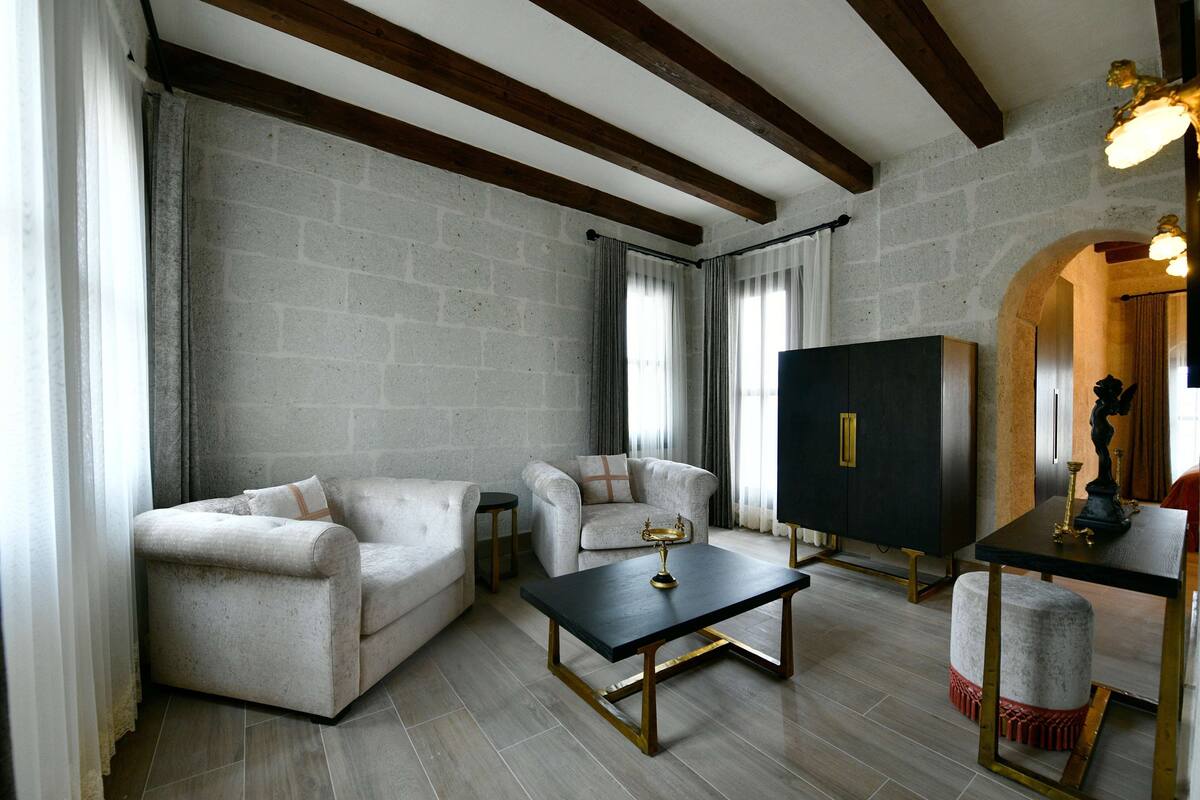 Uma sala de estar com sofá, mesa de centro e um armário.