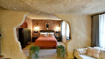 Roupas de cama premium, frigobar, cofres nos quartos