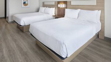 Quarto standard, 2 camas Queen | Cofres nos quartos, escrivaninha, ferros/tábuas de passar roupa