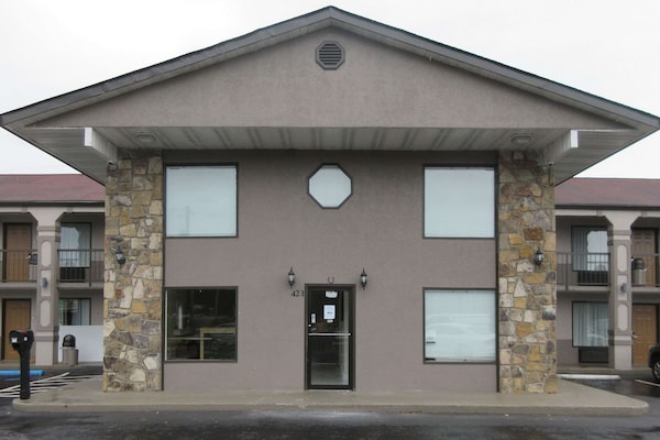 Econo Lodge Sevierville-pigeon Forge On The River - Tennessee