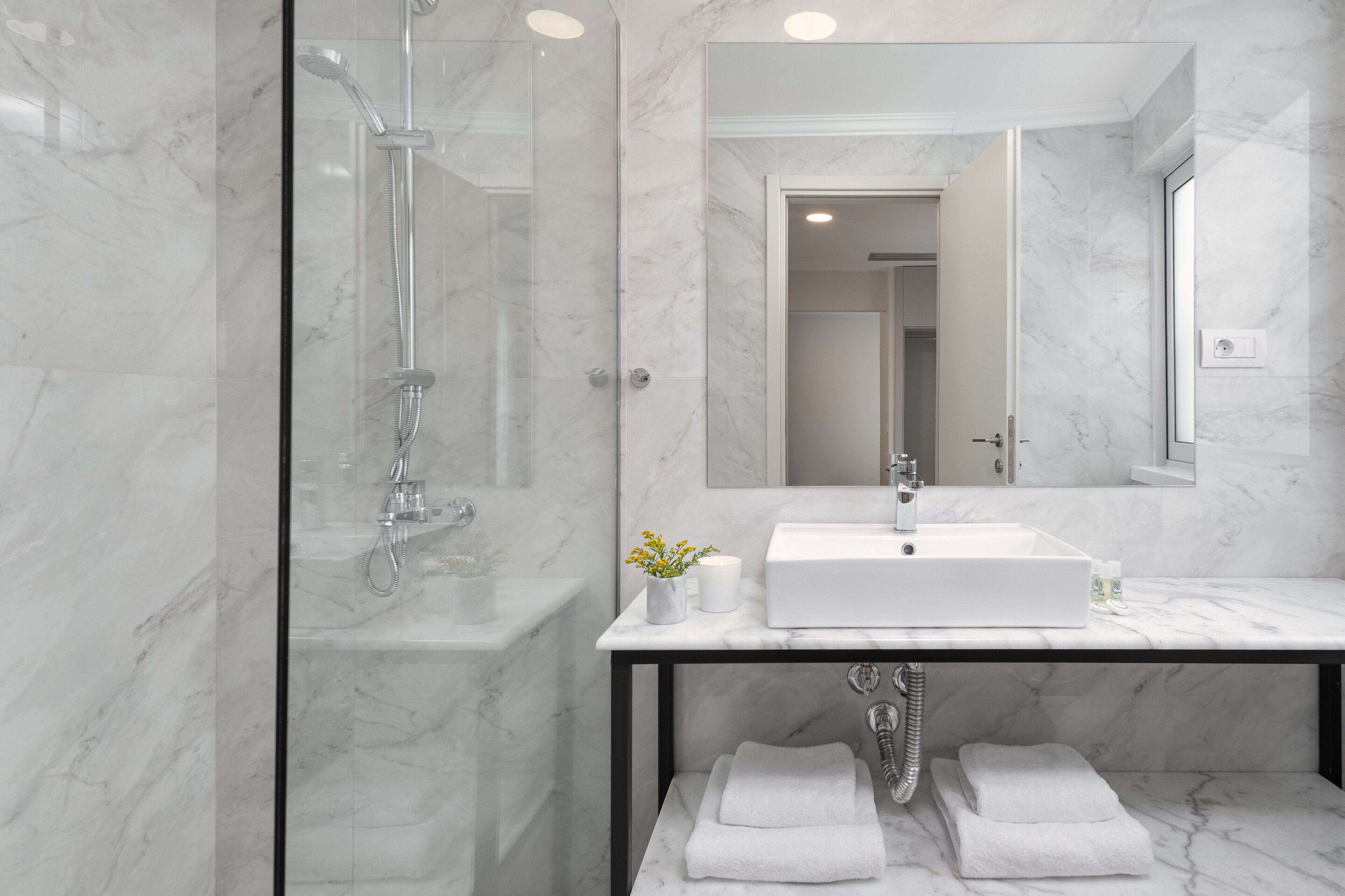 Banheira de imersão, produtos de toalete grátis, secador de cabelo 