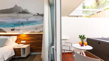 Suite Júnior, banheira de hidromassagem | Vista do quarto