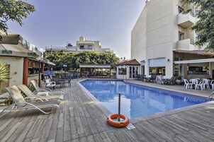 Piscina externa sazonal, funciona das 10h às 18h, espreguiçadeiras