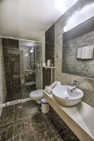 Quarto triplo | Banheiro | Chuveiro, toalhas de banho
