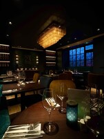 Almoços e jantares servidos, incluindo cozinha local 