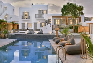 Piscina exterior sazonal, guarda-sóis, espreguiçadeiras 