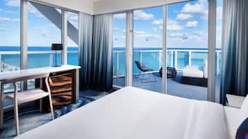 Supreme, One Bedroom Suite, Corner Room, Oceanfront | 1 quarto, roupa de alta qualidade, edredões de penas, minibar