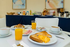Pequeno-almoço continental diário (8 EUR por pessoa)