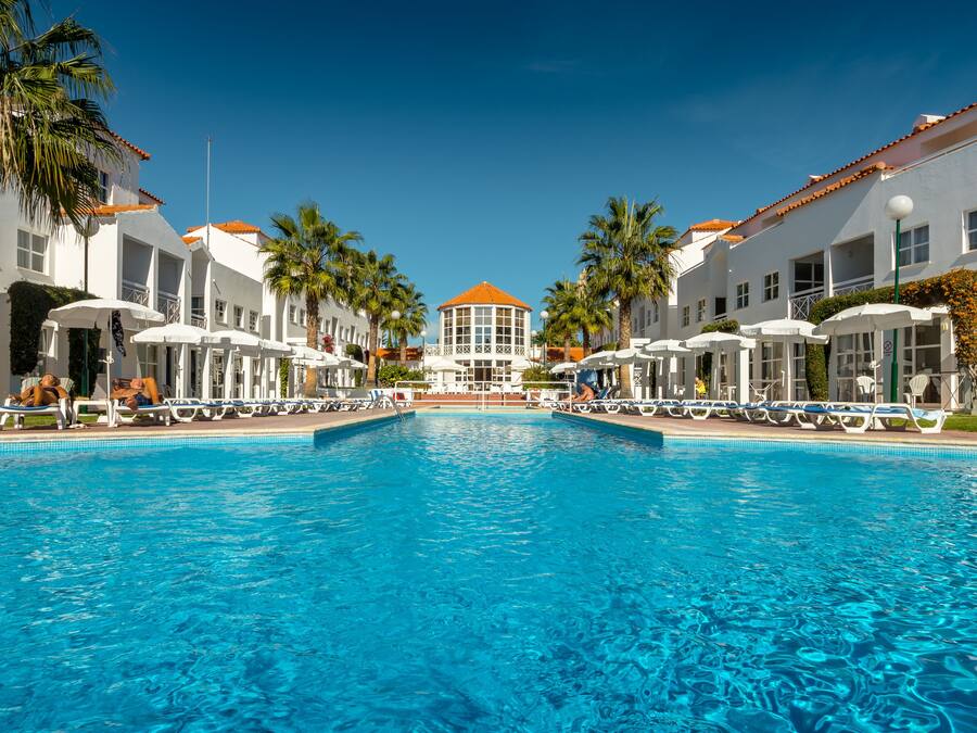 Piscina interior, piscina exterior, guarda-sóis, espreguiçadeiras