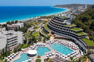 Piscina interna, 3 piscinas externas, guarda-sóis, espreguiçadeiras