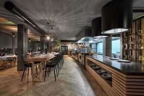 6 restaurantes, pequenos-almoços servidos 